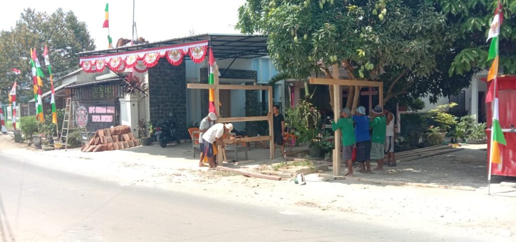 Warga Kelurahan Mulyosari 16A Semangat Ber Gotong Royong Membuat Gardu ...