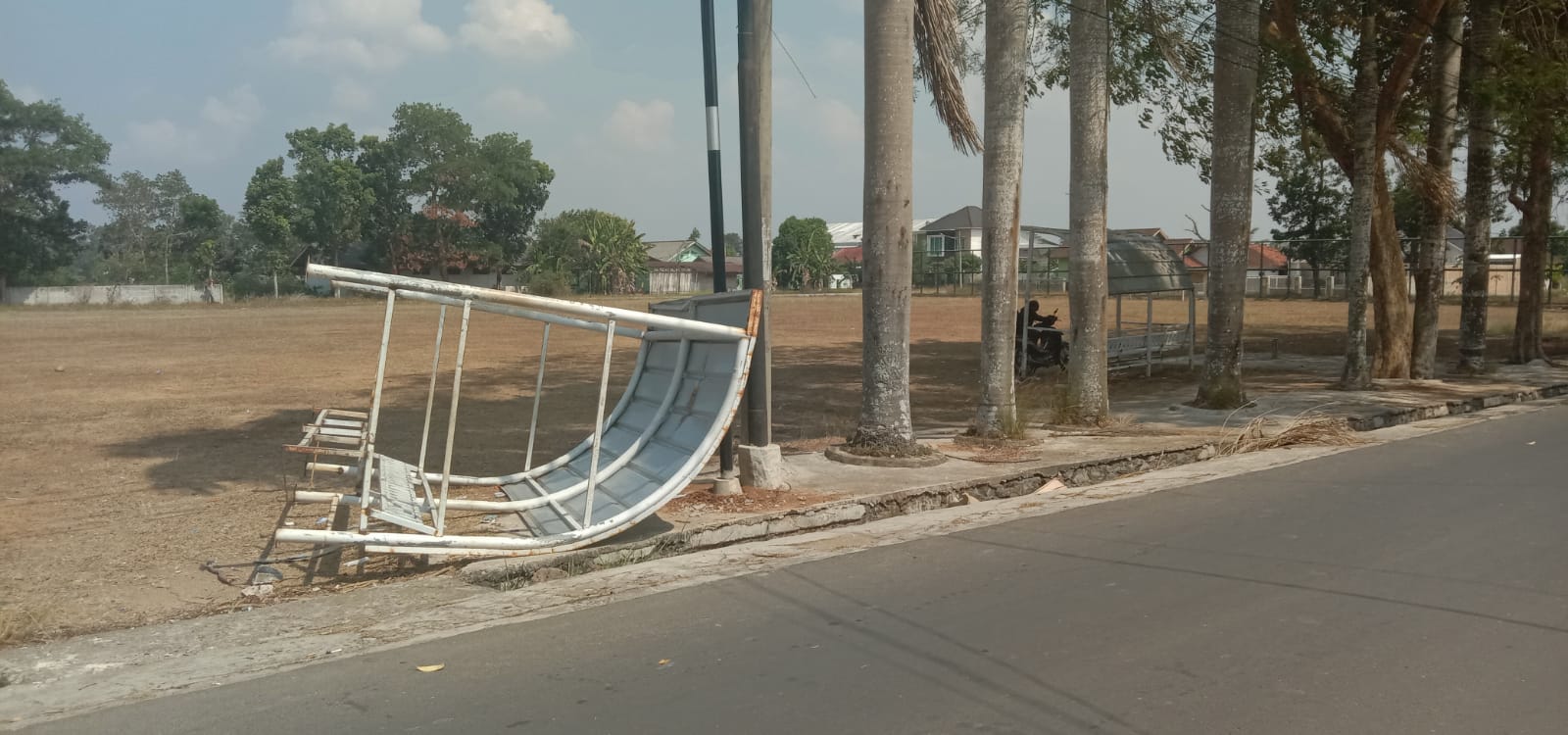 Warga Metro Selatan Keluhkan Bangku Bench Di Lapangan Sepak Bola ...